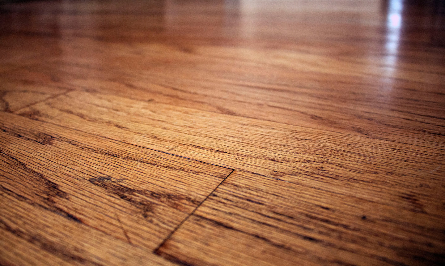 ¿Cómo puedo solucionar el desgaste del piso?